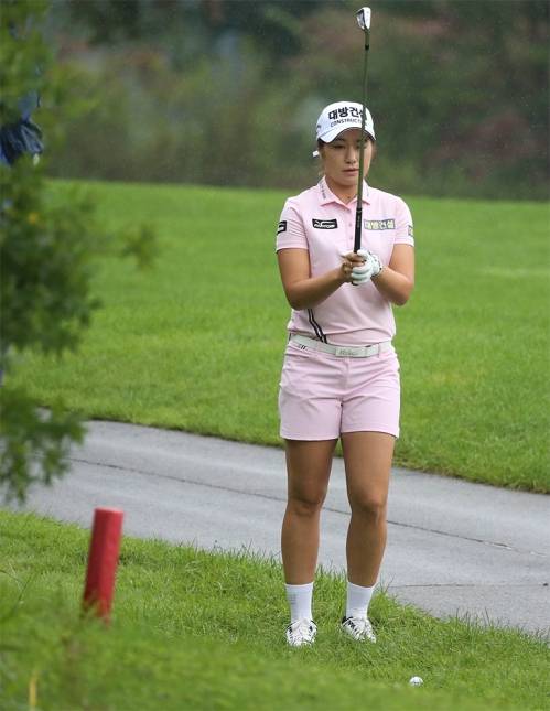 러프에서 아이언샷을 시도하는 이정은6 [KLPGA 대유위니아·MBN 여자오픈]