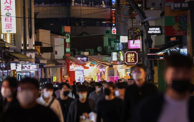 사회적 거리두기 완화 후 코로나 감염자 더 증가