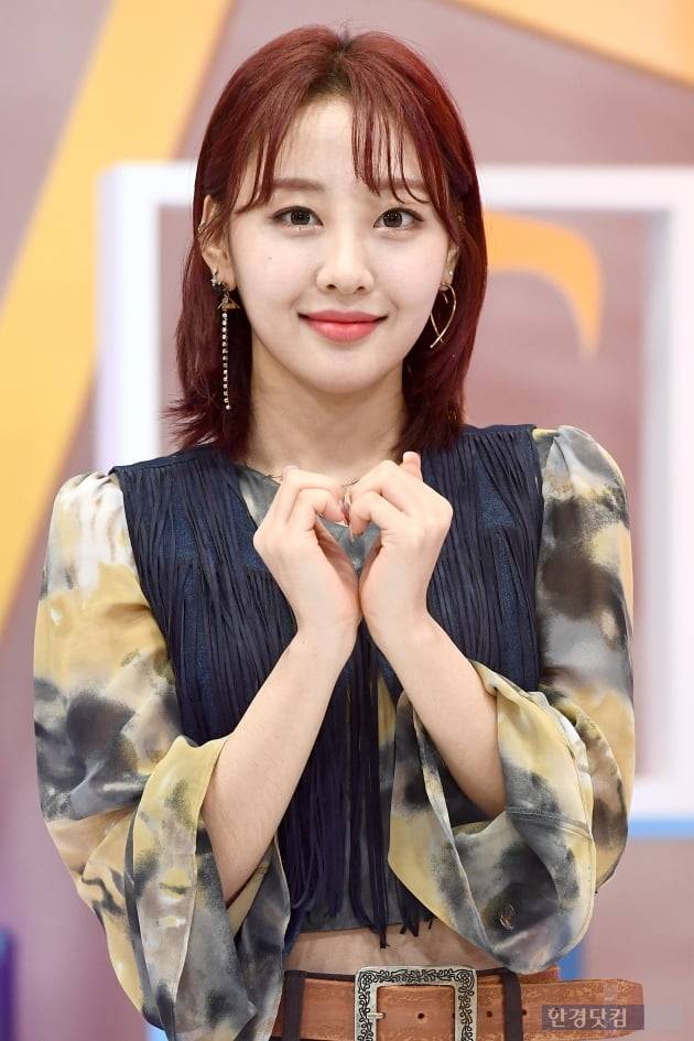 포토 이달의 소녀 이브 귀여운 미소로 하트~