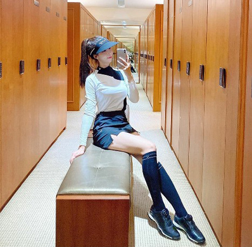 진달래 아나운서 초미니로 드러난 8등신 각선미화사한 미모