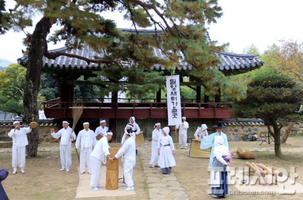 밀양향교의 선비 풍류 공연 관광객 에게 주목