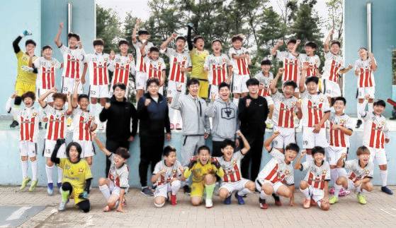축구 명문 신정초 선수들 골대 없는 공원서 훈련 왜
