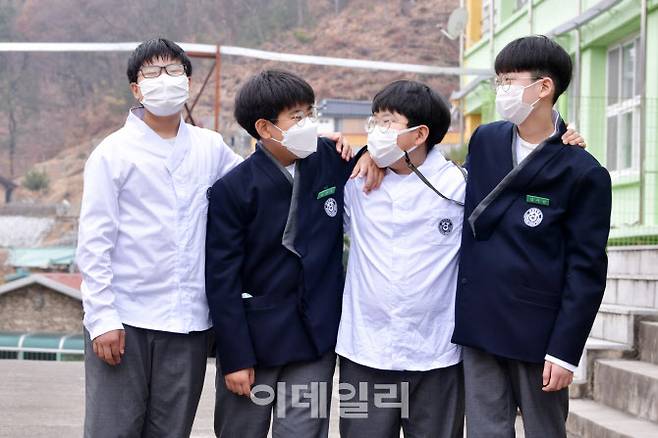 Hot 한복 교복 입은 학생들학교 현장 첫 도입