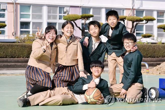 Hot 한복 교복 입은 학생들학교 현장 첫 도입