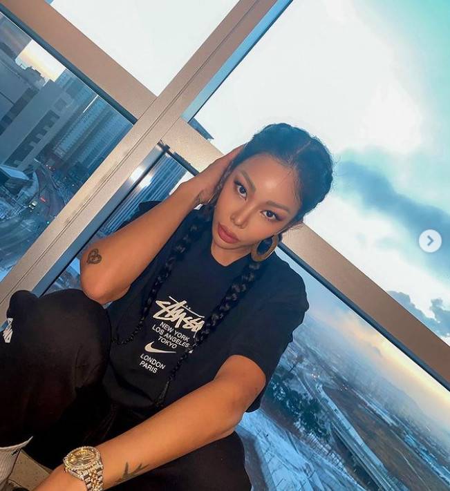 Jessie , with her braids also hip up, "Snowy sister or MV 70 million ...