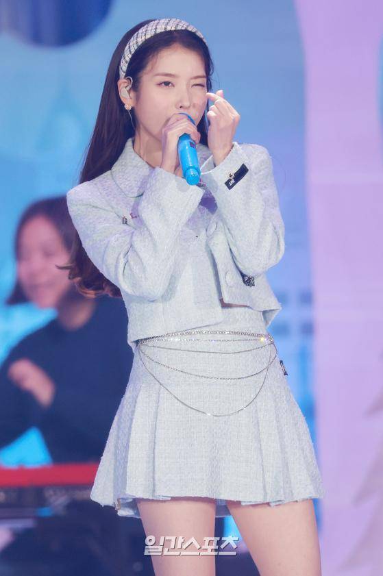 IU , ' Hand heart Lovely