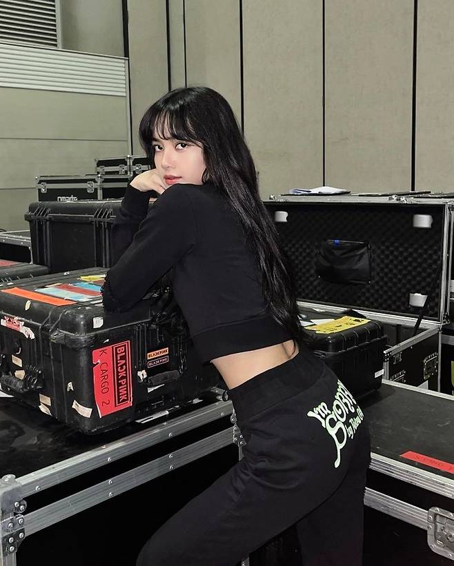 BLACKPINK Lisa , charismatic eyes + swag-filled posture