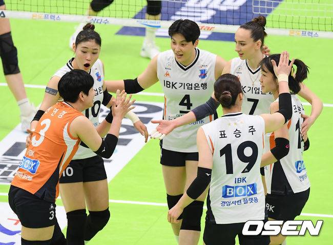 IBK기업은행,'꼭 승리하자' [사진]