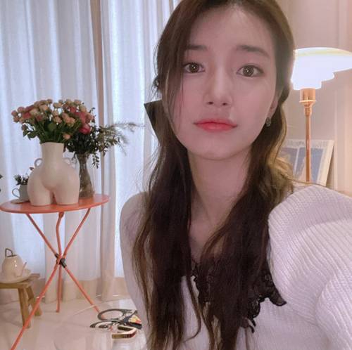 Bae Suzy ' Selfie full of innocence... Smile full of pretty'