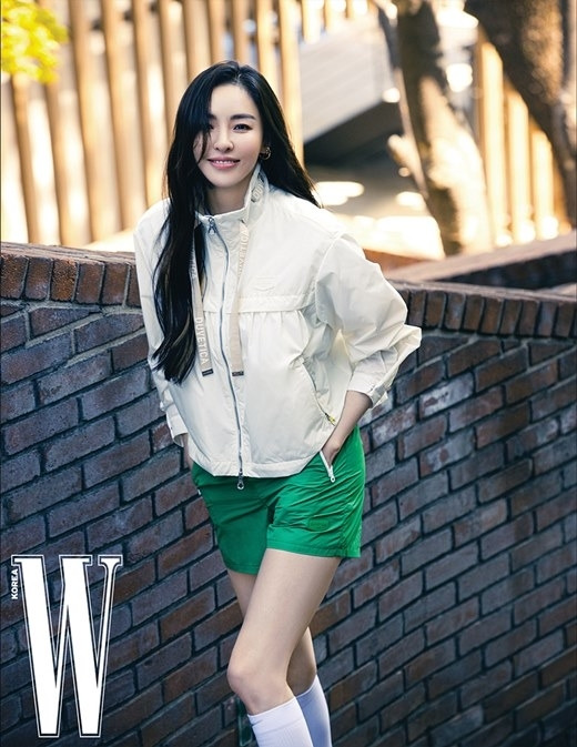 배우 이다희 각선미 돋보이는 화보 여신이야
