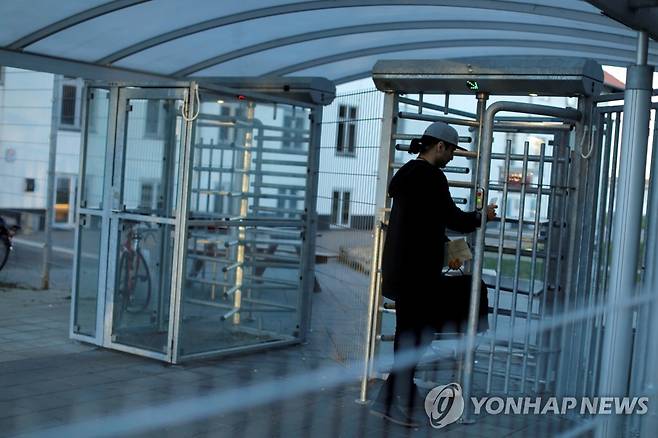 덴마크 의회 망명 신청자 해외 수용시설 설치법 가결