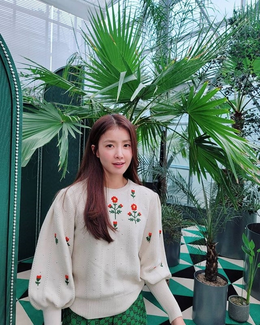 이시영 오늘은 G사 명품이네 시스루 블라우스숏팬츠 럭셔리 패션