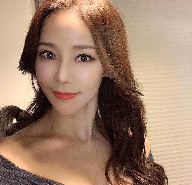 너무 동안이라 17살 연하남과 결혼한 50대 연예인 키노라이츠