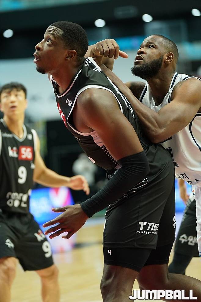 [JB포토] KT 라렌 '밀어도 소용없어'