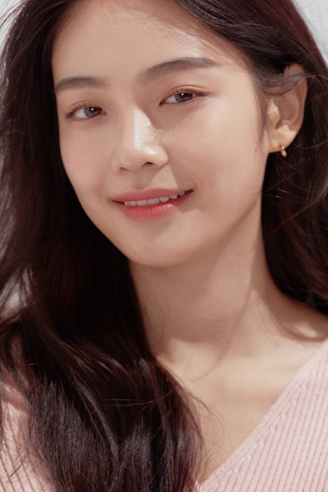 신예 우다비 새 오피셜 프로필 공개 화보
