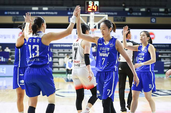 [BK 리뷰] '김정은 2Q+3Q 16점' 우리은행, BNK 완파