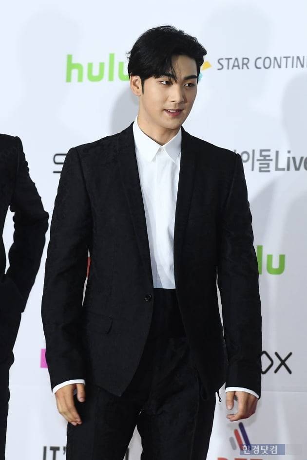 포토 뉴이스트 백호 눈 뗄 수 없는 멋진 모습