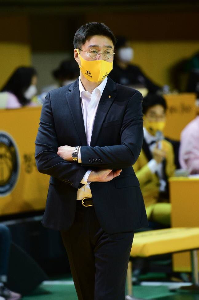 10연승했는데 박지수 부상악재 김완수 감독 예상치 못한 부상으로 고전 승장