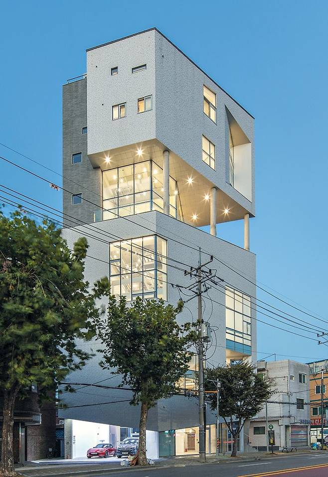 성수동서 고고하게 빛나는 9층 건물의 정체