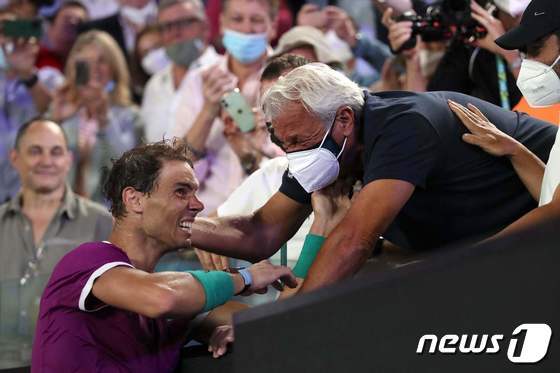 호주 오픈 테니스 우승 칭찬하는 나달의 아버지