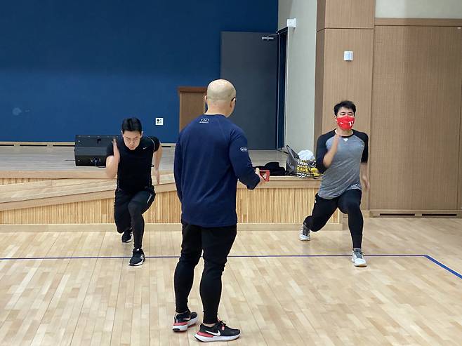 이제 그만해 선수 말리는 코치들 Ssg 캠프 열기 후끈 Sc서귀포