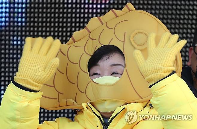 심상정 노동자가 기계인가붕어빵 모자 쓰고 전태일 기리기종합