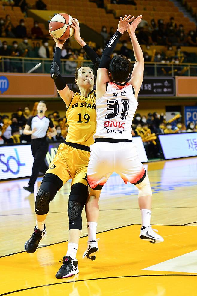 [BK 리뷰] 돌아온 박지수 앞세운 KB스타즈, BNK 꺾고 3연패 탈출