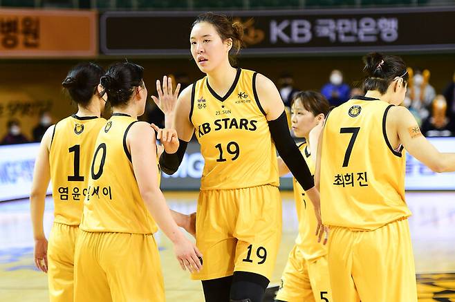 [BK 리뷰] 돌아온 박지수 앞세운 KB스타즈, BNK 꺾고 3연패 탈출