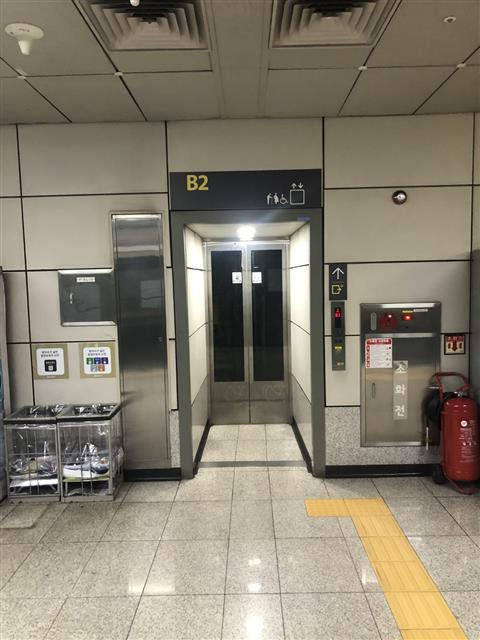 단독 좁디좁은 전철역 승강기 위험천만 휠체어