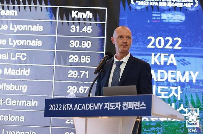 지도자 컨퍼런스 참석한 맷 로스 코치