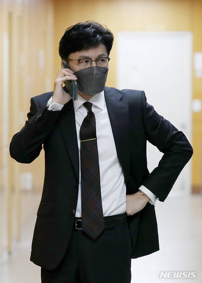 국무회의장 앞에서 통화하는 한동훈 장관
