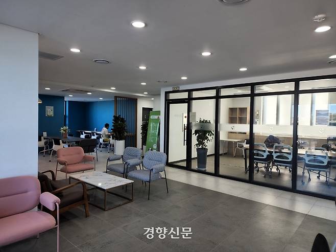 제주의 푸른 바다 보며 휴가 아니 일하는 중입니다일휴식 워케이션 뜬다