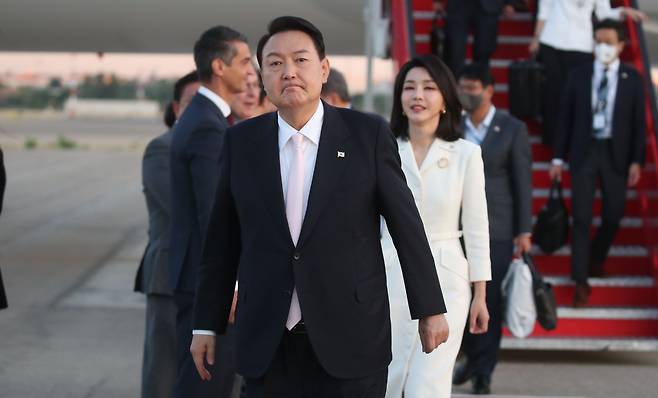 尹대통령 김건희 여사와 공군 1호기서 깜짝 인사