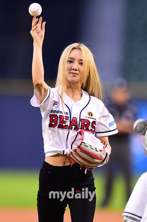 선발 투수 투수 코치도 자연스럽게 눈이 가네 시구자의 물오른 미모로 곽경훈의 현장