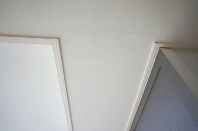 초간단 찢어진 벽지 이렇게만 했을 뿐인데 10분 만에 말끔해졌다 오늘의집