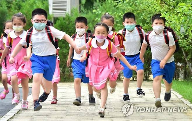 최고의 봉제공을 뽑아라북한서 재봉공 경기 열려