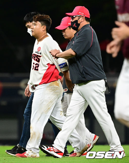 왜 주로에 그대로? 황대인 주자와 충돌, 허벅지 타박상 교체 [오!쎈 광주]