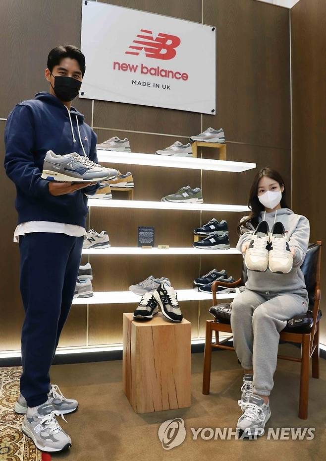 신세계백화점 뉴발란스 팝업 매장 개최