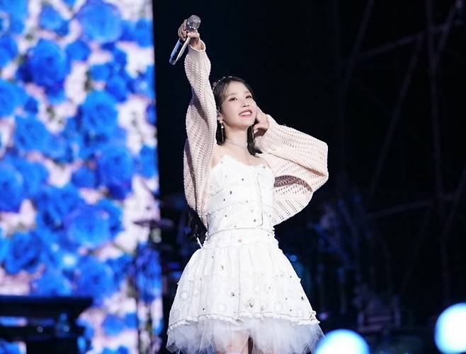 데뷔 14주년 레전드 콘서트 선보인 아이유 공연 스타일링 | 헤어핏