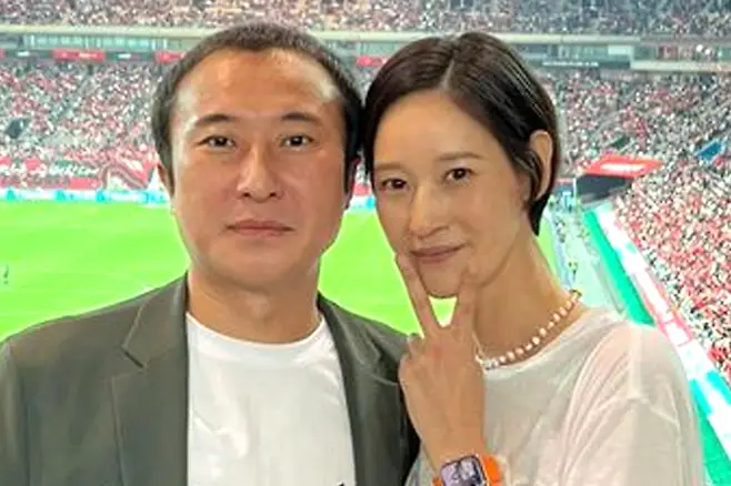 모델 출신 여배우 옆에 꼭 달라붙어있던 남성의 정체 뉴스에이드