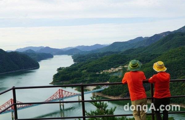 푸른 호수·청명한 가을 하늘한폭의 풍경화 김재범 기자의 투얼로지