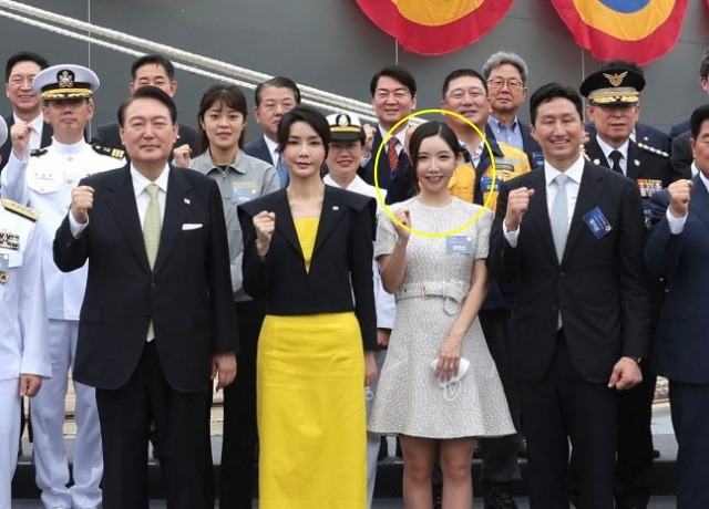 김건희 여사 옆서 주먹 불끈 쥔 여성 정몽준 며느리였다남편 정기선 사장도 기념 촬영
