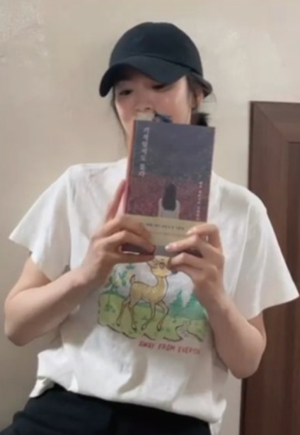 송혜교살 더 빠져 한줌팔목여리여리해진 스타일링광나는 피부 어썸클