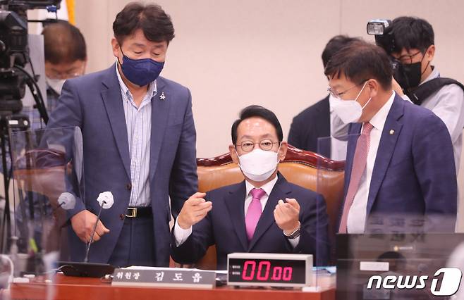 여야 법무부 국감서 감사원 문자 노출 고성 공방