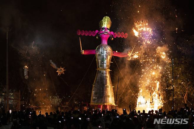 인도 두세라 축제 불 타는 악마의 왕 허수아비