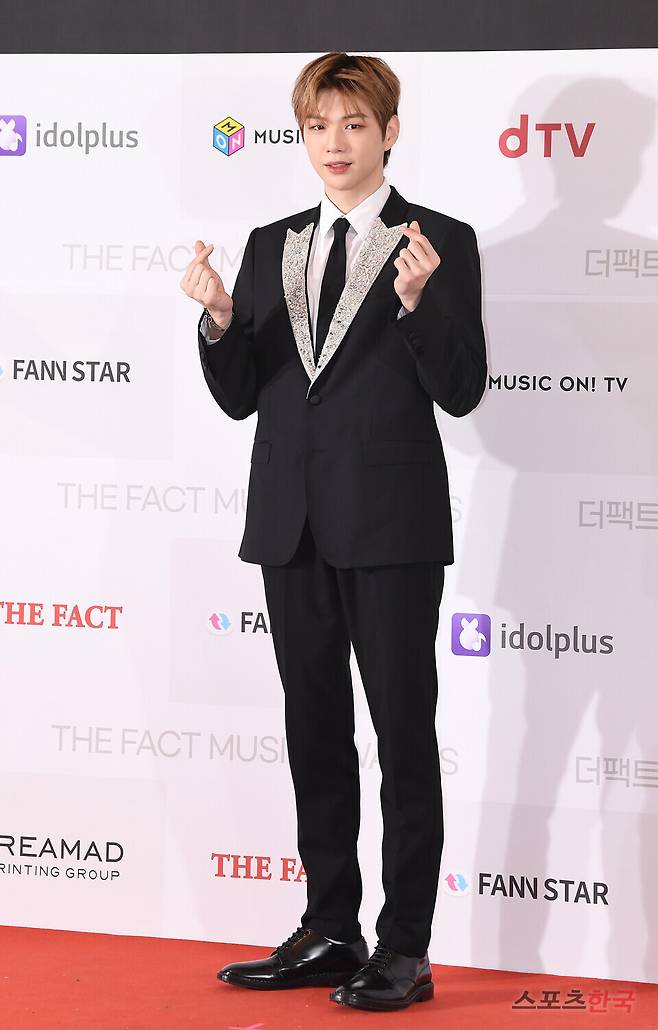 강다니엘 설레는 미소