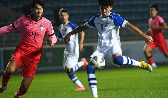 한국 U 17 아시안컵 축구 예선 첫판서 우즈베크에 2 3 역전패