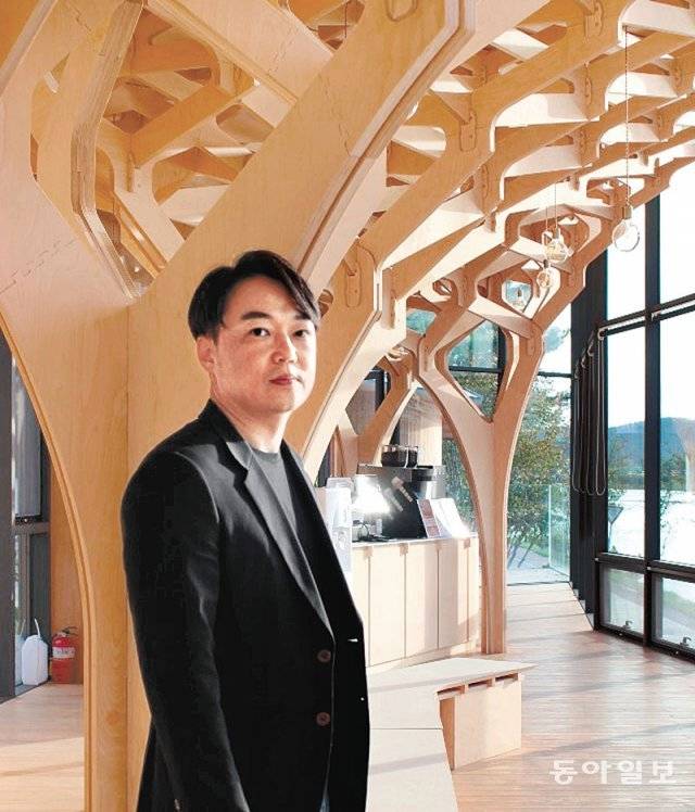 못 없이 나무 쌓아 만든 21세기 촉석루 시민들 우와 예술이네 감탄사 저절로