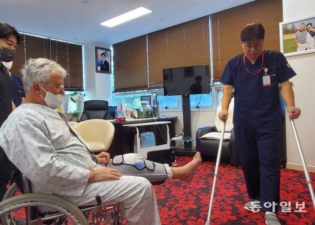 단독 히딩크 한국서 두번째 무릎 줄기세포 재생수술 받아세계 최고 의술 보유국
