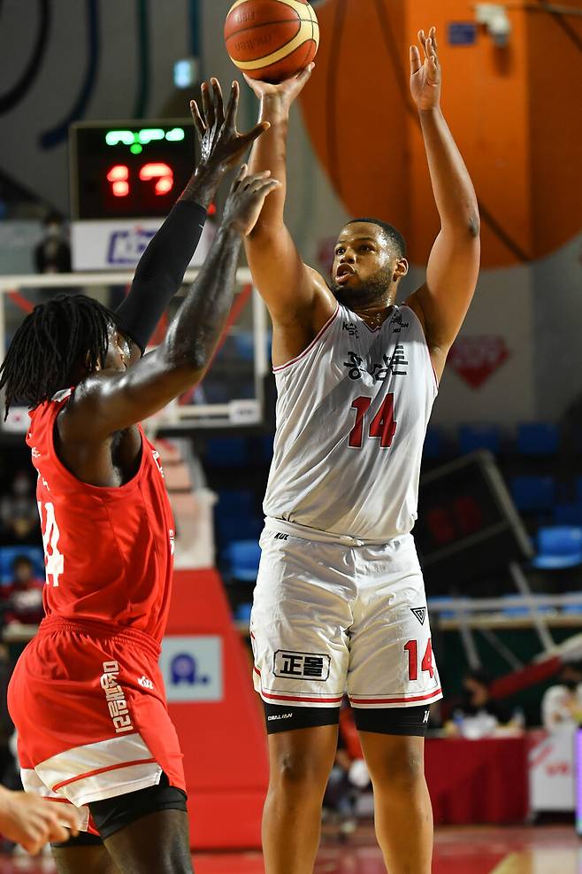 [BK 리뷰] '스펠맨-오세근 활약' KGC인삼공사, SK 꺾고 지난 시즌 챔프전 패배 설욕